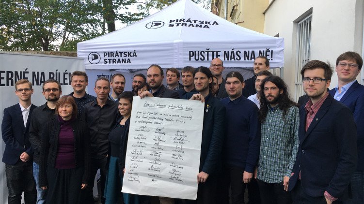 Nově zvolení poslanci České pirátské strany se poprvé sešli na setkání ...