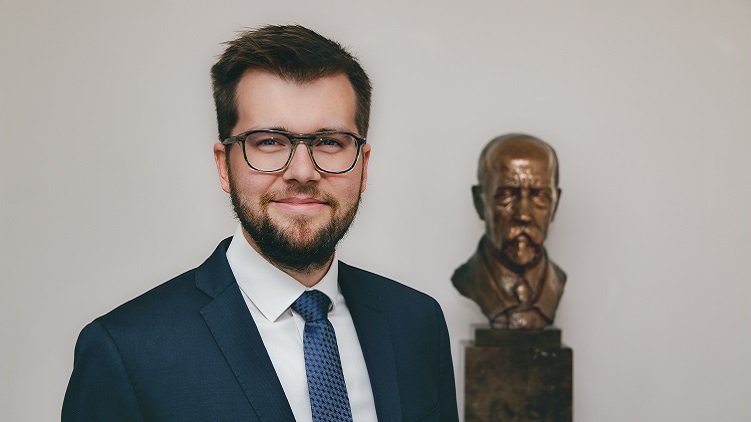 Poslanci projednají účet za koronakrizi, Piráti získali podpisy na ...