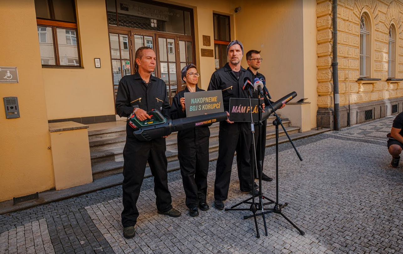 Piráti symbolicky rozfoukali mlhu před Ministerstvem spravedlnosti ...